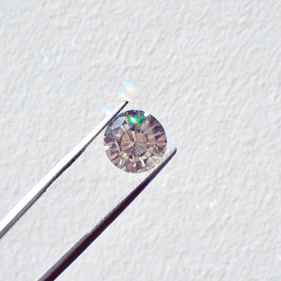 How does the fluorescence affect the sparkle of a diamond? | DiamondJools